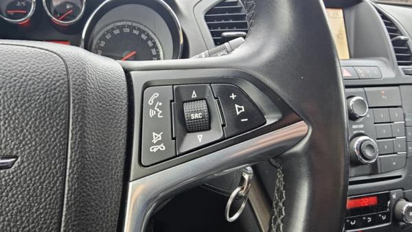 Black Opel Insignia 2012 in Riga, with an engine capacity of 2.00 L and mileage of 281 thousand km for 3950 €, photo 9 on AUTOMOTO.COM.LV