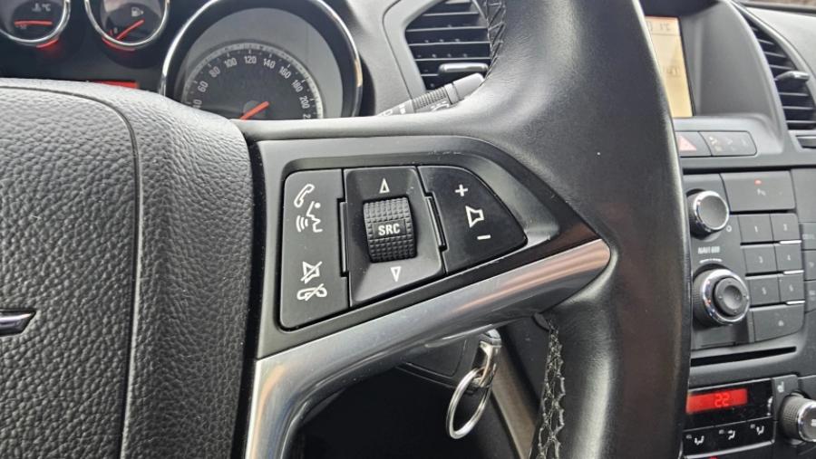 Black Opel Insignia 2012 in Riga, with an engine capacity of 2.00 L and mileage of 281 thousand km for 3950 €, photo 10 on AUTOMOTO.COM.LV