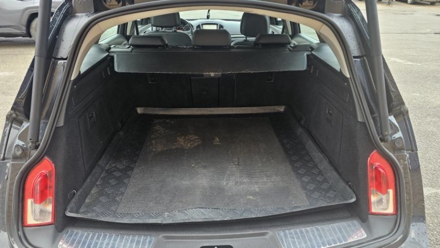 Black Opel Insignia 2012 in Riga, with an engine capacity of 2.00 L and mileage of 281 thousand km for 3950 €, photo 13 on AUTOMOTO.COM.LV