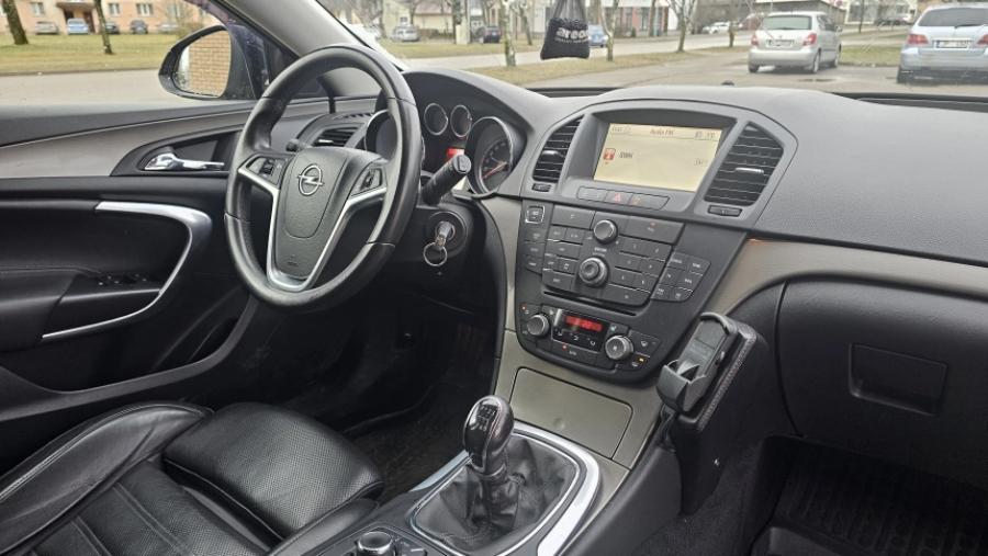 Black Opel Insignia 2012 in Riga, with an engine capacity of 2.00 L and mileage of 281 thousand km for 3950 €, photo 15 on AUTOMOTO.COM.LV