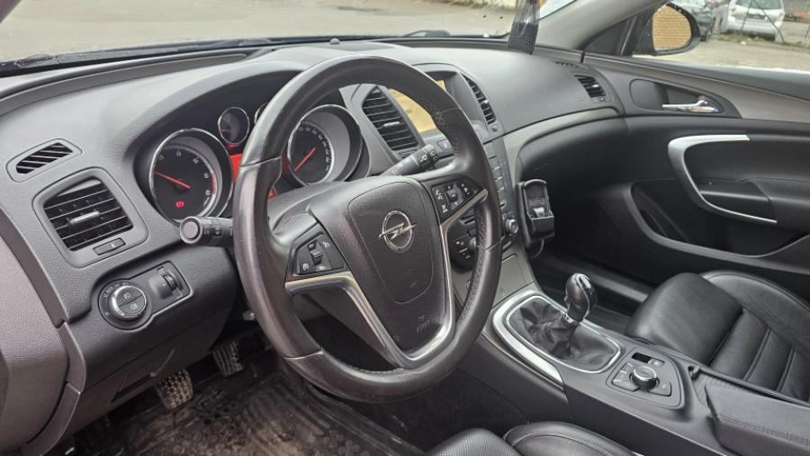 Black Opel Insignia 2012 in Riga, with an engine capacity of 2.00 L and mileage of 281 thousand km for 3950 €, photo 24 on AUTOMOTO.COM.LV