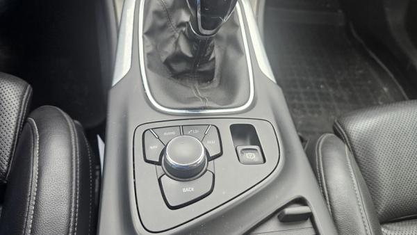 Black Opel Insignia 2012 in Riga, with an engine capacity of 2.00 L and mileage of 281 thousand km for 3950 €, photo 5 on AUTOMOTO.COM.LV