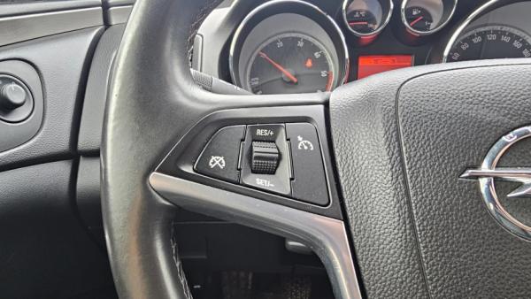 Black Opel Insignia 2012 in Riga, with an engine capacity of 2.00 L and mileage of 281 thousand km for 3950 €, photo 10 on AUTOMOTO.COM.LV