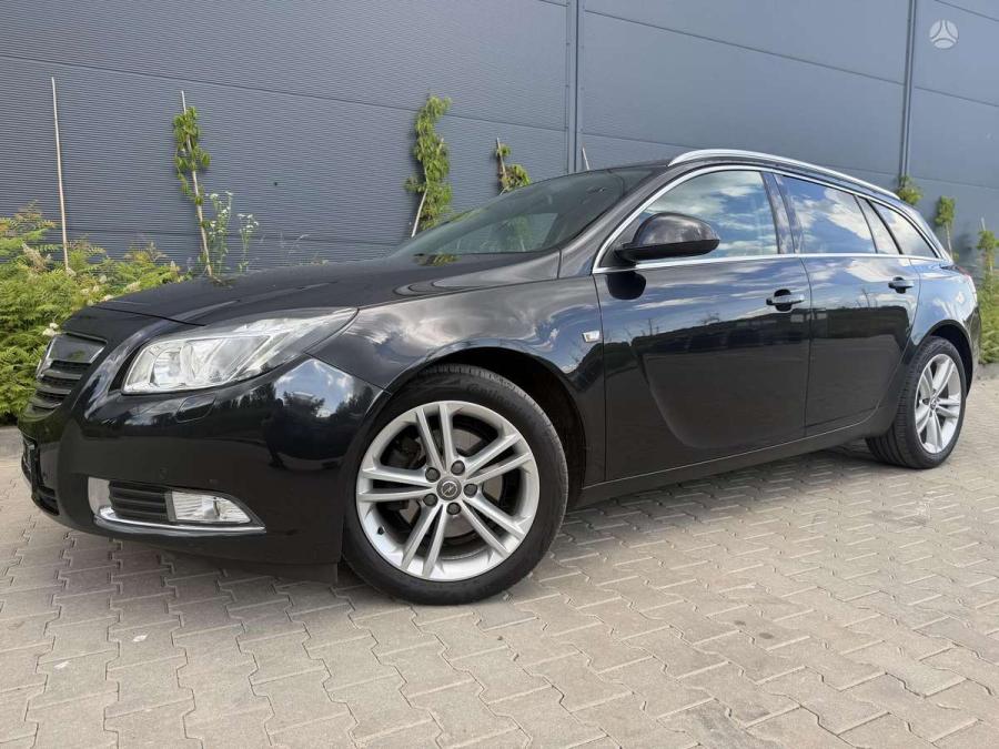 Black Opel Insignia 2012 in Vilnius, with an engine capacity of 1.96 L and mileage of 200 thousand km for 4444 €, photo 3 on AUTOMOTO.COM.LV