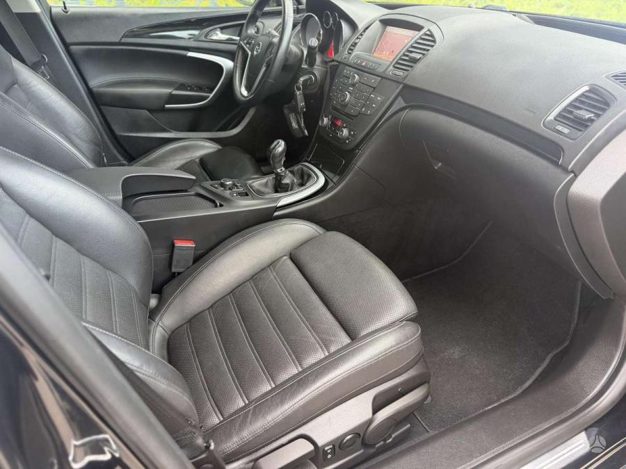 Black Opel Insignia 2012 in Vilnius, with an engine capacity of 1.96 L and mileage of 200 thousand km for 4444 €, photo 12 on AUTOMOTO.COM.LV