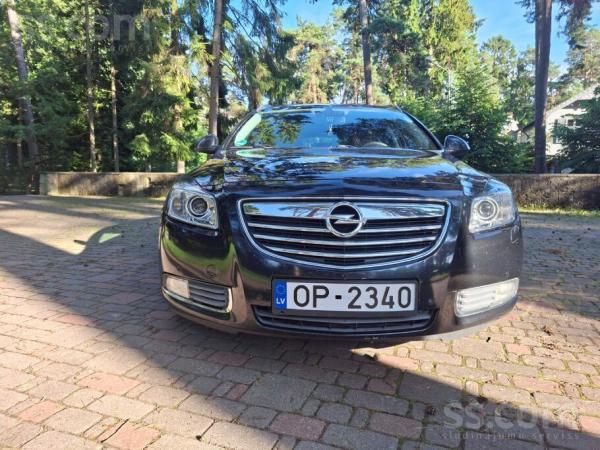 Black Opel Insignia 2012 in Riga, with an engine capacity of 2.00 L and mileage of 261 thousand km for 7000 €, photo 5 on AUTOMOTO.COM.LV