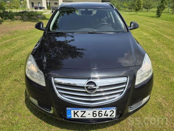 Black Opel Insignia 2012 in Jekabpils, with an engine capacity of 2.00 L and mileage of 287 thousand km for 4250 €, photo 4 on AUTOMOTO.COM.LV