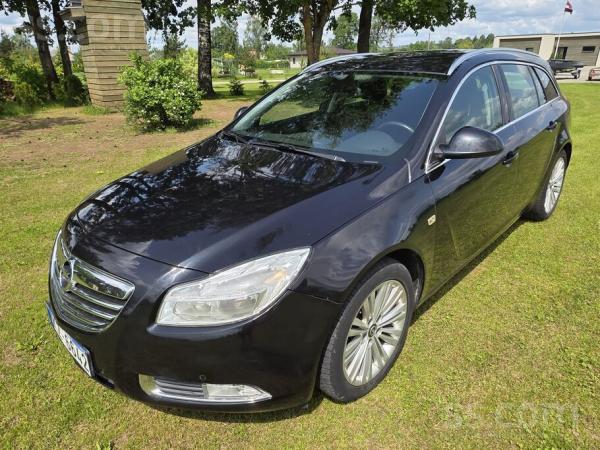 Black Opel Insignia 2012 in Jekabpils, with an engine capacity of 2.00 L and mileage of 287 thousand km for 4250 €, photo 5 on AUTOMOTO.COM.LV