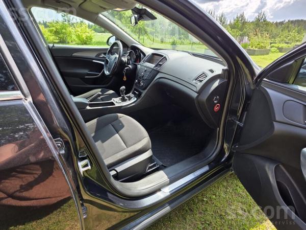 Black Opel Insignia 2012 in Jekabpils, with an engine capacity of 2.00 L and mileage of 287 thousand km for 4250 €, photo 6 on AUTOMOTO.COM.LV