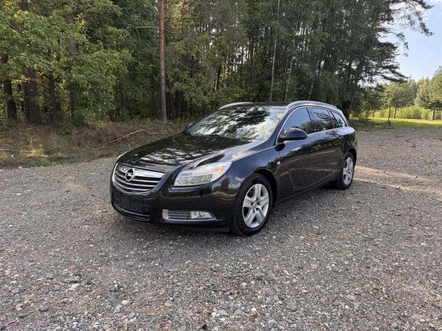 Black Opel Insignia 2012 in Jonava, with an engine capacity of 1.36 L and mileage of 217 thousand km for 2650 €, photo 1 on AUTOMOTO.COM.LV