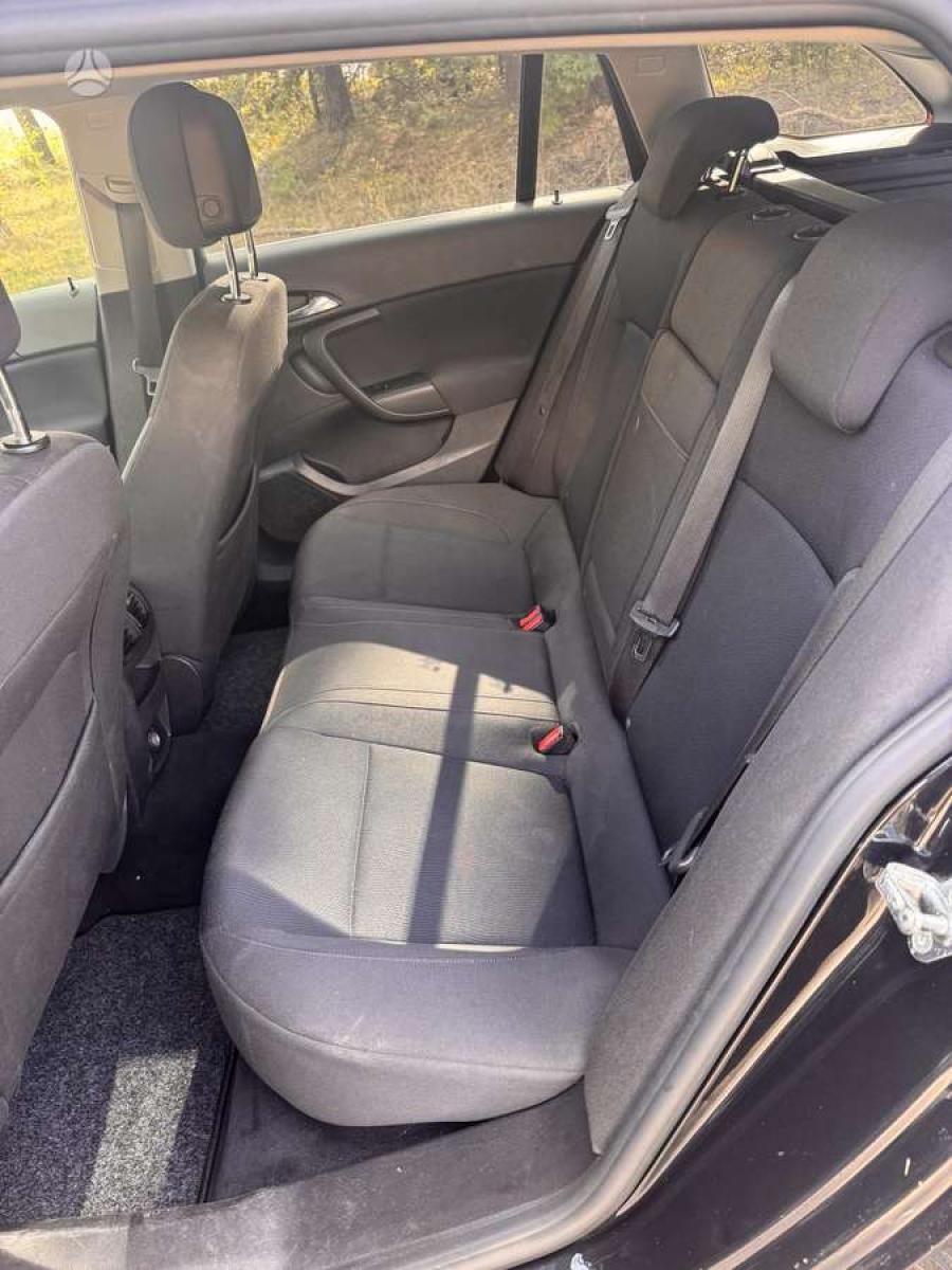 Black Opel Insignia 2012 in Jonava, with an engine capacity of 1.36 L and mileage of 217 thousand km for 2650 €, photo 12 on AUTOMOTO.COM.LV