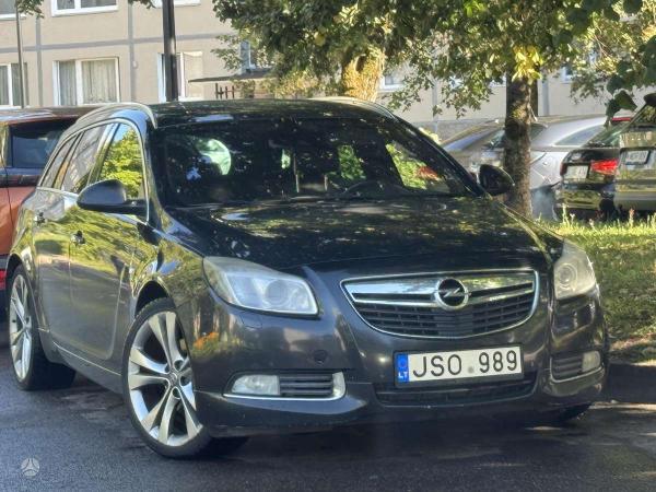 Black Opel Insignia 2012 in Vilnius, with an engine capacity of 1.96 L and mileage of 312 thousand km for 2500 €, photo 1 on AUTOMOTO.COM.LV