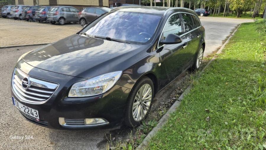 Black Opel Insignia 2012 in Riga, with an engine capacity of 2.00 L and mileage of 303 thousand km for 2500 €, photo 1 on AUTOMOTO.COM.LV