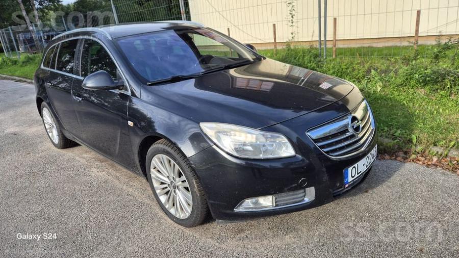 Black Opel Insignia 2012 in Riga, with an engine capacity of 2.00 L and mileage of 303 thousand km for 2500 €, photo 3 on AUTOMOTO.COM.LV