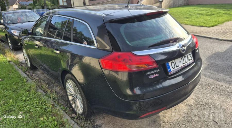 Black Opel Insignia 2012 in Riga, with an engine capacity of 2.00 L and mileage of 303 thousand km for 2500 €, photo 4 on AUTOMOTO.COM.LV