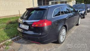 Black Opel Insignia 2012 in Riga, with an engine capacity of 2.00 L and mileage of 303 thousand km for 2500 €, photo 5 on AUTOMOTO.COM.LV