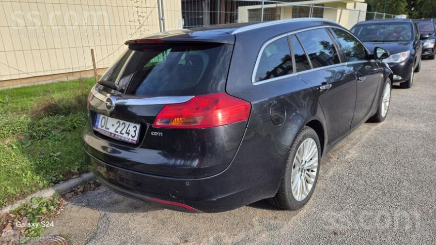 Black Opel Insignia 2012 in Riga, with an engine capacity of 2.00 L and mileage of 303 thousand km for 2500 €, photo 5 on AUTOMOTO.COM.LV