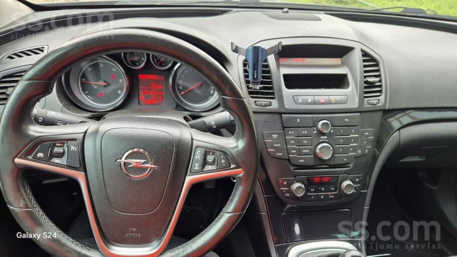 Black Opel Insignia 2012 in Riga, with an engine capacity of 2.00 L and mileage of 303 thousand km for 2500 €, photo 6 on AUTOMOTO.COM.LV