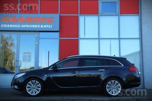 Black Opel Insignia 2012 in Riga, with an engine capacity of 2.00 L and mileage of 401 thousand km for 2495 €, photo 3 on AUTOMOTO.COM.LV