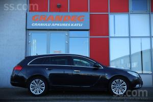 Black Opel Insignia 2012 in Riga, with an engine capacity of 2.00 L and mileage of 401 thousand km for 2495 €, photo 4 on AUTOMOTO.COM.LV