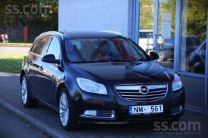 Black Opel Insignia 2012 in Riga, with an engine capacity of 2.00 L and mileage of 401 thousand km for 2495 €, photo 5 on AUTOMOTO.COM.LV