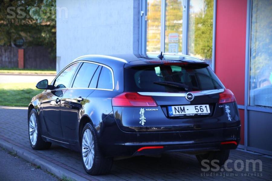Black Opel Insignia 2012 in Riga, with an engine capacity of 2.00 L and mileage of 401 thousand km for 2495 €, photo 6 on AUTOMOTO.COM.LV