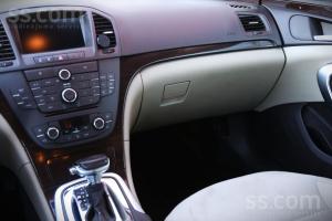Black Opel Insignia 2012 in Riga, with an engine capacity of 2.00 L and mileage of 401 thousand km for 2495 €, photo 9 on AUTOMOTO.COM.LV