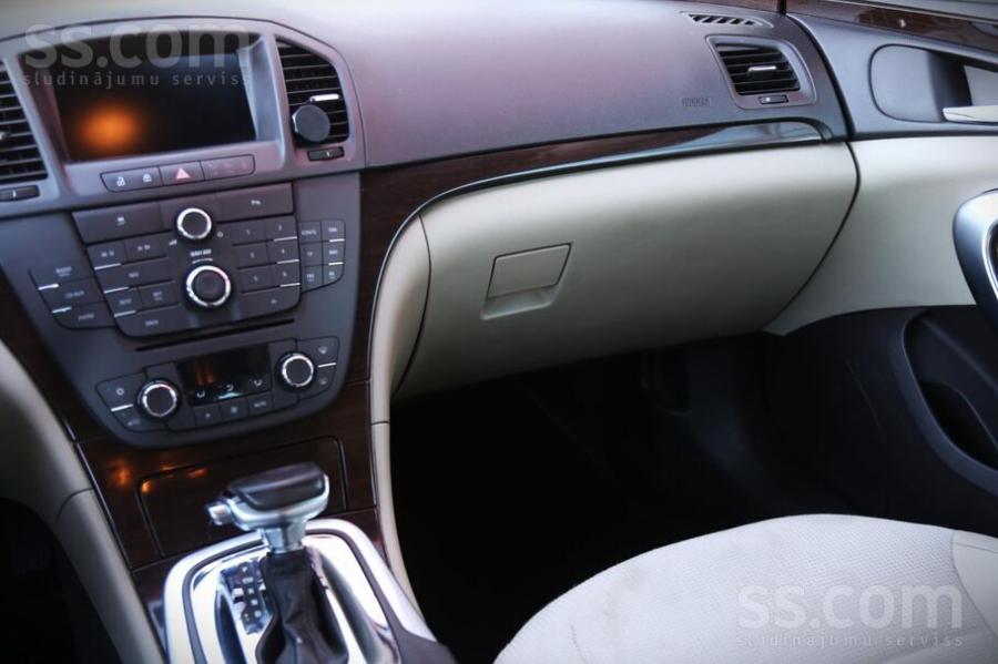 Black Opel Insignia 2012 in Riga, with an engine capacity of 2.00 L and mileage of 401 thousand km for 2495 €, photo 9 on AUTOMOTO.COM.LV