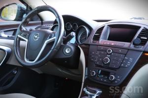 Black Opel Insignia 2012 in Riga, with an engine capacity of 2.00 L and mileage of 401 thousand km for 2495 €, photo 10 on AUTOMOTO.COM.LV