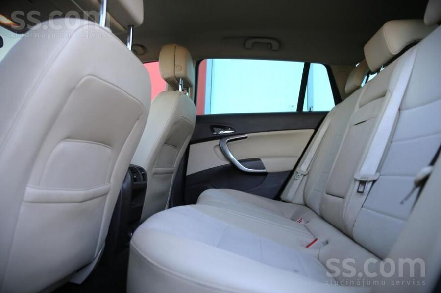 Black Opel Insignia 2012 in Riga, with an engine capacity of 2.00 L and mileage of 401 thousand km for 2495 €, photo 13 on AUTOMOTO.COM.LV