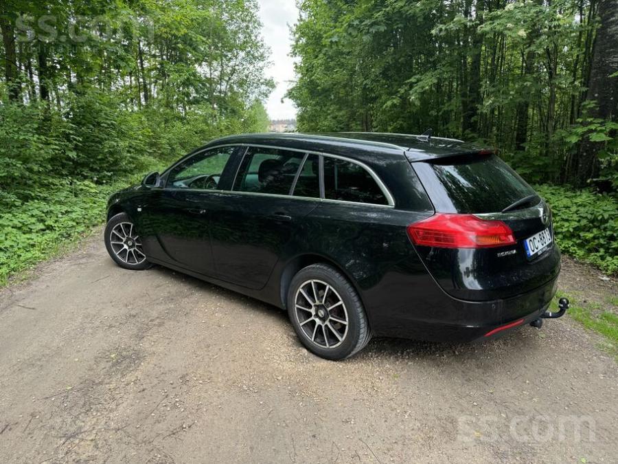 Black Opel Insignia 2013 in Riga, with an engine capacity of 1.40 L and mileage of 153 thousand km for 3100 €, photo 2 on AUTOMOTO.COM.LV
