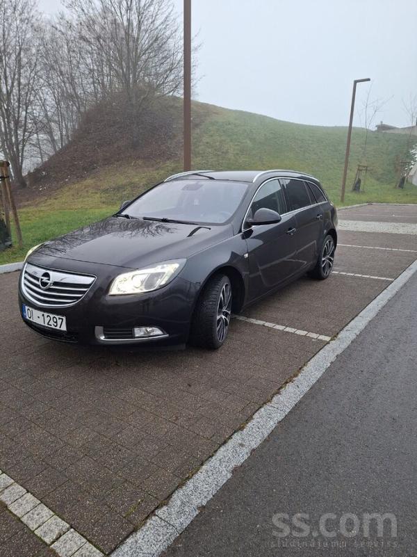 Black Opel Insignia 2013 in Rezekne, with an engine capacity of 2.00 L and mileage of 218 thousand km for 4900 €, photo 2 on AUTOMOTO.COM.LV