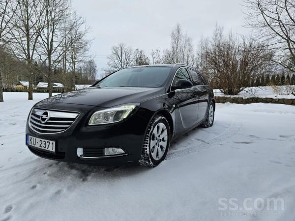 Black Opel Insignia 2013 in Valka, with an engine capacity of 2.00 L and mileage of 392 thousand km for 2550 €, photo 1 on AUTOMOTO.COM.LV