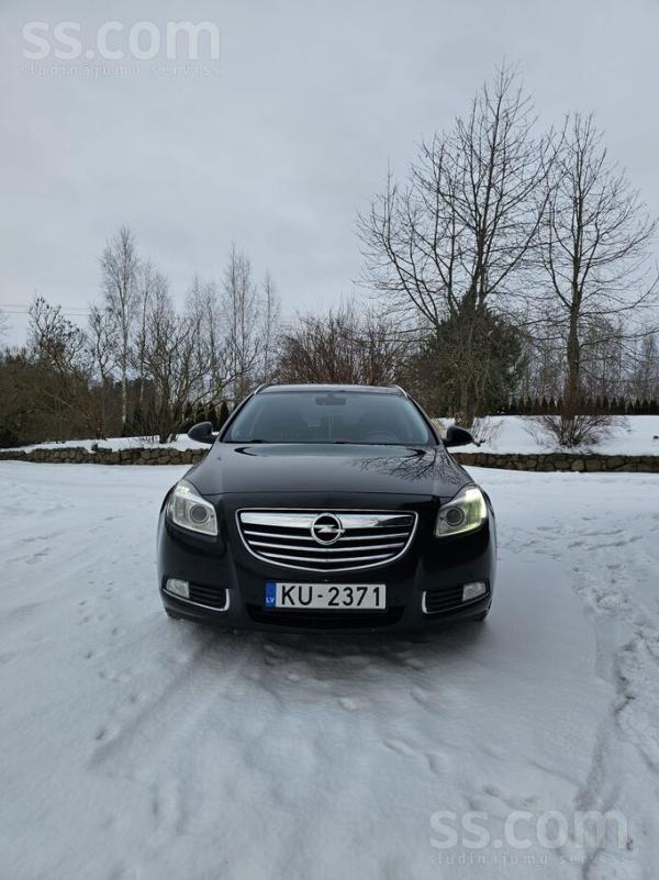 Black Opel Insignia 2013 in Valka, with an engine capacity of 2.00 L and mileage of 392 thousand km for 2550 €, photo 5 on AUTOMOTO.COM.LV