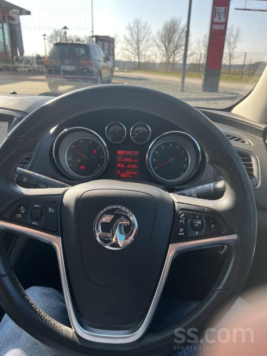 Black Opel Insignia 2013 in Liepaja, with an engine capacity of 2.00 L and mileage of 250 thousand km for 1500 €, photo 9 on AUTOMOTO.COM.LV
