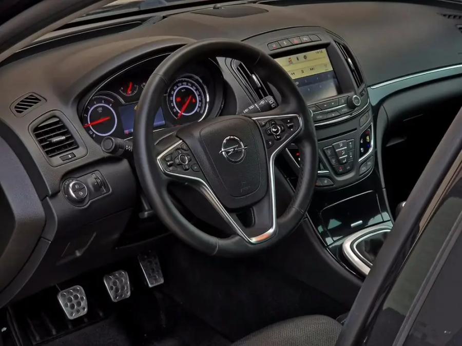 Black Opel Insignia 2013 in Riga, with an engine capacity of 2.00 L and mileage of 203 thousand km for 6390 €, photo 4 on AUTOMOTO.COM.LV