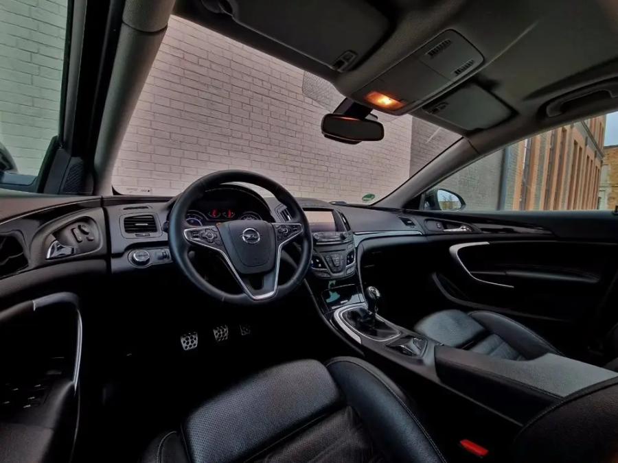 Black Opel Insignia 2013 in Riga, with an engine capacity of 2.00 L and mileage of 203 thousand km for 6390 €, photo 5 on AUTOMOTO.COM.LV