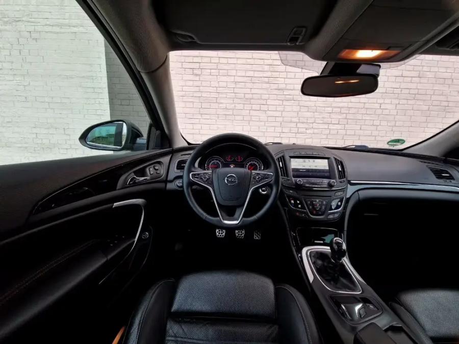 Black Opel Insignia 2013 in Riga, with an engine capacity of 2.00 L and mileage of 203 thousand km for 6390 €, photo 6 on AUTOMOTO.COM.LV