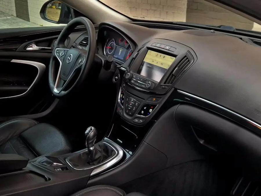 Black Opel Insignia 2013 in Riga, with an engine capacity of 2.00 L and mileage of 203 thousand km for 6390 €, photo 9 on AUTOMOTO.COM.LV