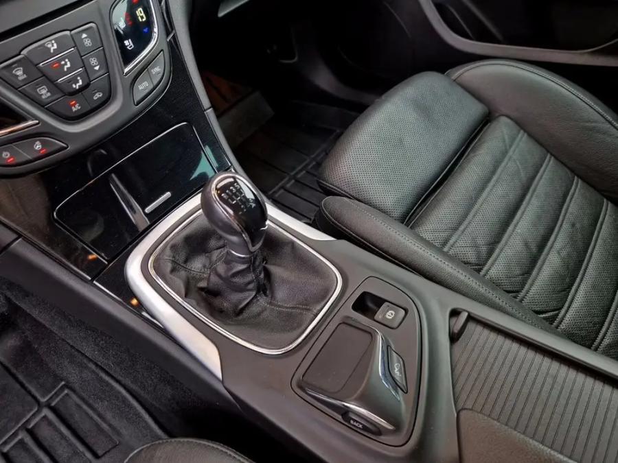 Black Opel Insignia 2013 in Riga, with an engine capacity of 2.00 L and mileage of 203 thousand km for 6390 €, photo 12 on AUTOMOTO.COM.LV