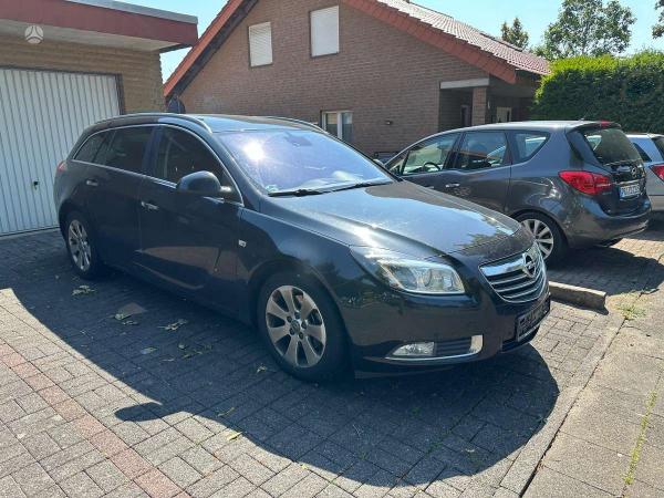 Black Opel Insignia 2013 in Vilnius, with an engine capacity of 1.96 L and mileage of 299 thousand km for 2350 €, photo 1 on AUTOMOTO.COM.LV