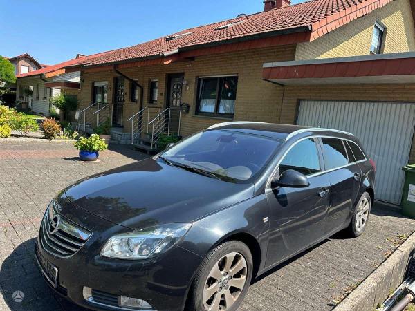 Black Opel Insignia 2013 in Vilnius, with an engine capacity of 1.96 L and mileage of 299 thousand km for 2350 €, photo 2 on AUTOMOTO.COM.LV