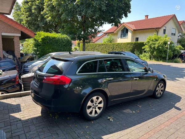 Black Opel Insignia 2013 in Vilnius, with an engine capacity of 1.96 L and mileage of 299 thousand km for 2350 €, photo 3 on AUTOMOTO.COM.LV