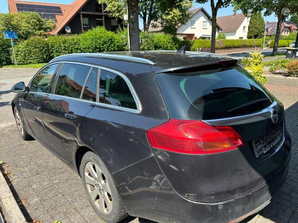 Black Opel Insignia 2013 in Vilnius, with an engine capacity of 1.96 L and mileage of 299 thousand km for 2350 €, photo 4 on AUTOMOTO.COM.LV