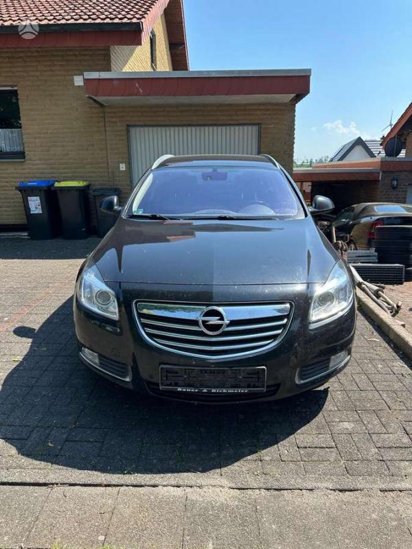 Black Opel Insignia 2013 in Vilnius, with an engine capacity of 1.96 L and mileage of 299 thousand km for 2350 €, photo 5 on AUTOMOTO.COM.LV