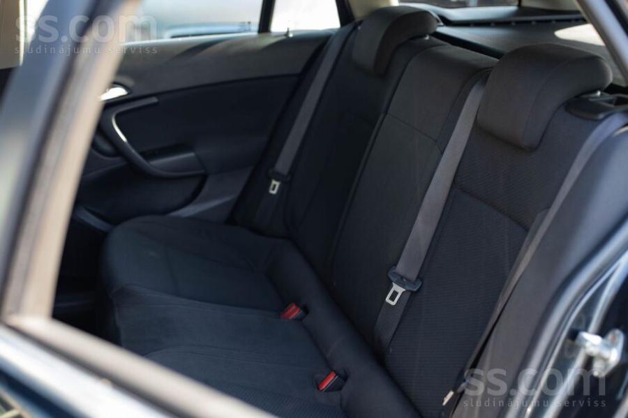 Black Opel Insignia 2013 in Riga, with an engine capacity of 2.00 L and mileage of 282 thousand km for 5990 €, photo 11 on AUTOMOTO.COM.LV