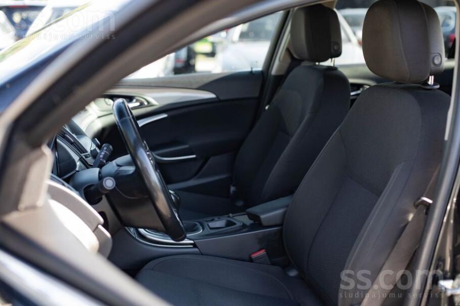 Black Opel Insignia 2013 in Riga, with an engine capacity of 2.00 L and mileage of 282 thousand km for 5990 €, photo 12 on AUTOMOTO.COM.LV