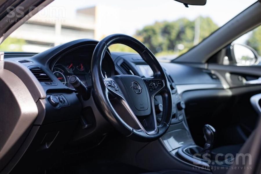 Black Opel Insignia 2013 in Riga, with an engine capacity of 2.00 L and mileage of 282 thousand km for 5990 €, photo 14 on AUTOMOTO.COM.LV