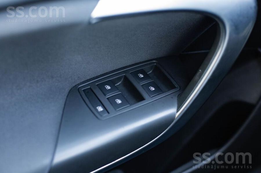 Black Opel Insignia 2013 in Riga, with an engine capacity of 2.00 L and mileage of 282 thousand km for 5990 €, photo 15 on AUTOMOTO.COM.LV