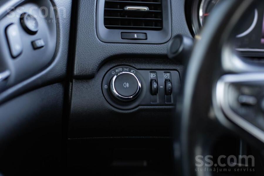 Black Opel Insignia 2013 in Riga, with an engine capacity of 2.00 L and mileage of 282 thousand km for 5990 €, photo 16 on AUTOMOTO.COM.LV